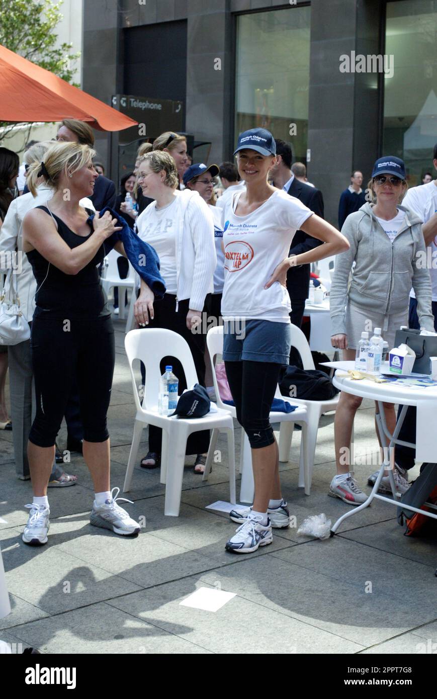 Sarah Murdoch macht sich beim Foxtel Lap-Event ein wenig Mühe, um für ...