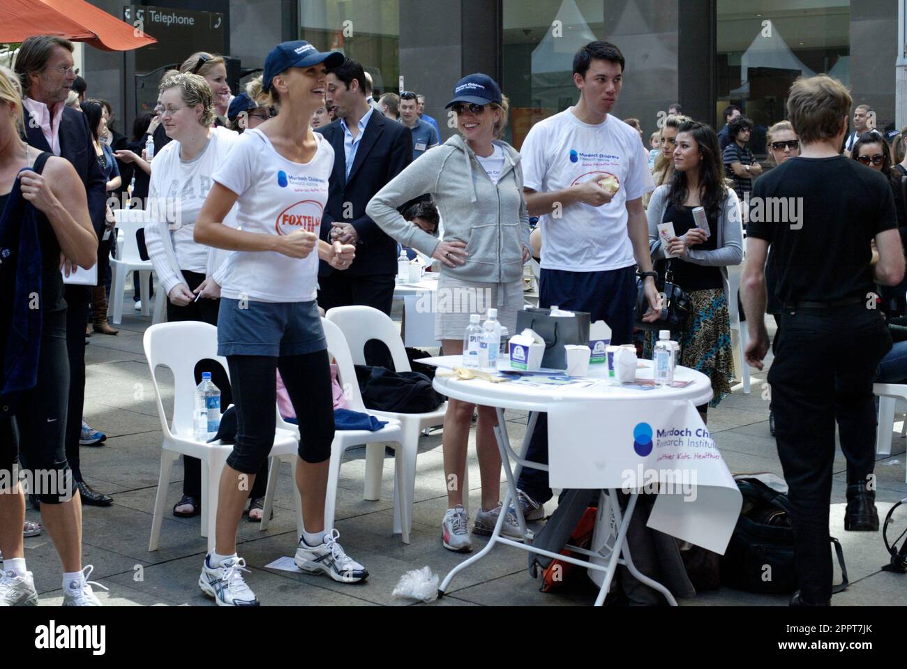 Sarah Murdoch macht sich beim Foxtel Lap-Event ein wenig Mühe, um für ...