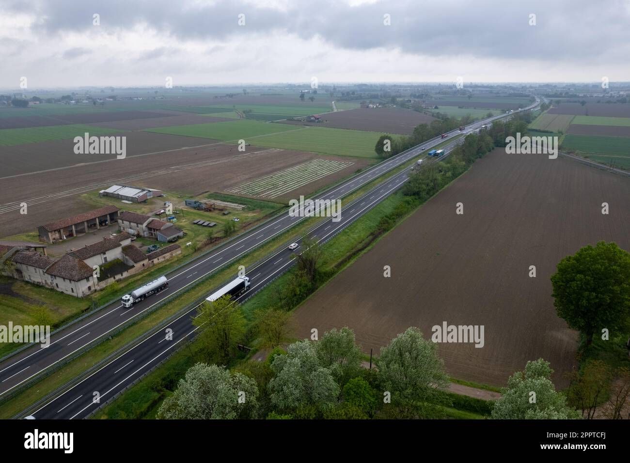 Piacenza, Italien - April 2023 Cargo LKWs und Pkw auf der Autobahn A1 ...