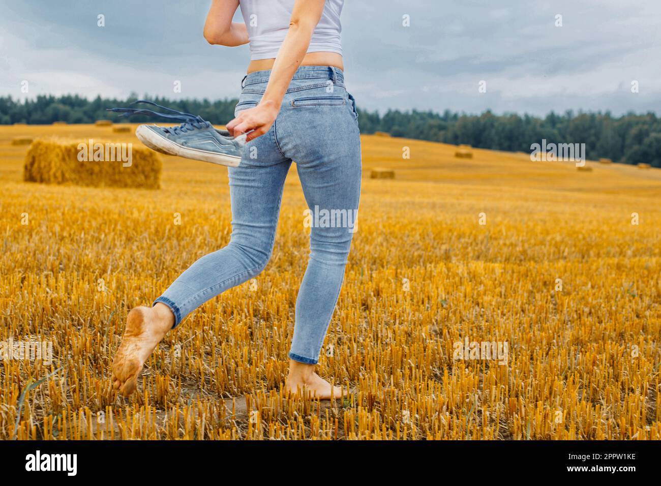 Mädchen barfuß -Fotos und -Bildmaterial in hoher Auflösung – Alamy