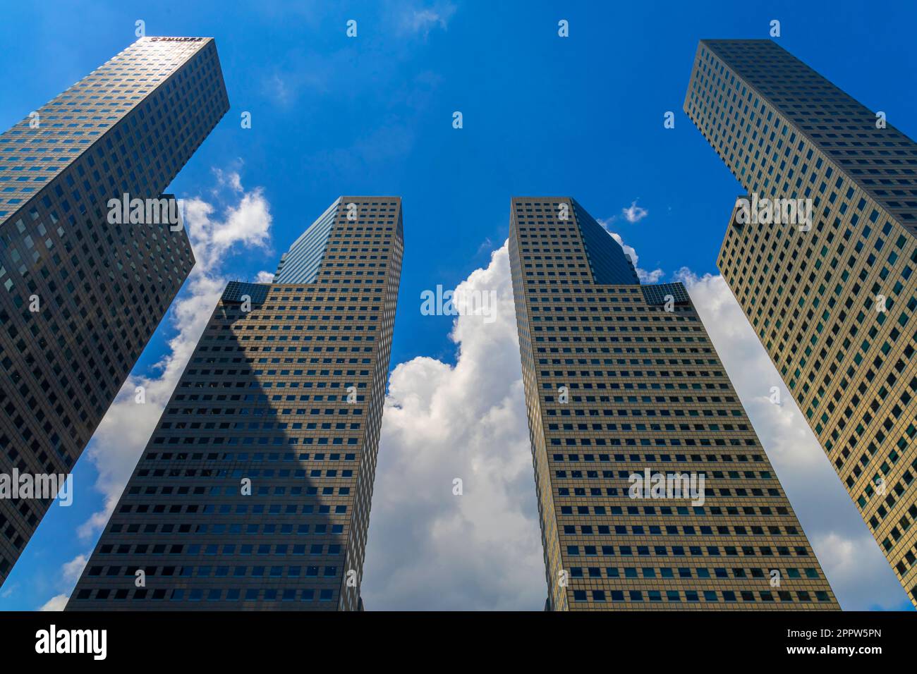 Die Suntec City Mall in Singapur. Die Office Towers bestehen aus fünf ...