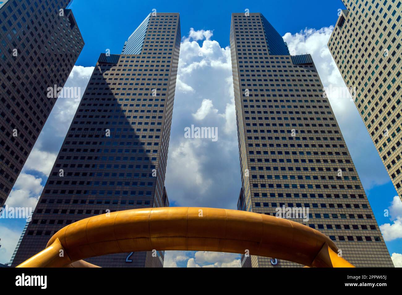 Die Suntec City Mall in Singapur. Die Office Towers bestehen aus fünf ...
