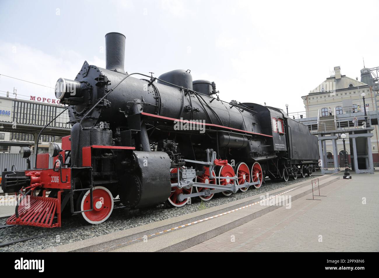 Gedenkdampflokomotive Еа-3306 am Bahnhof Wladiwostok als Denkmal für ...