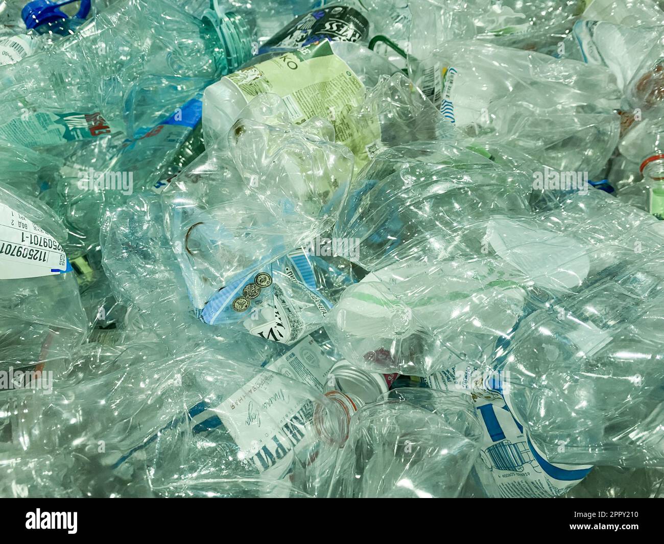 Plastikflaschen entsorgen -Fotos und -Bildmaterial in hoher Auflösung ...