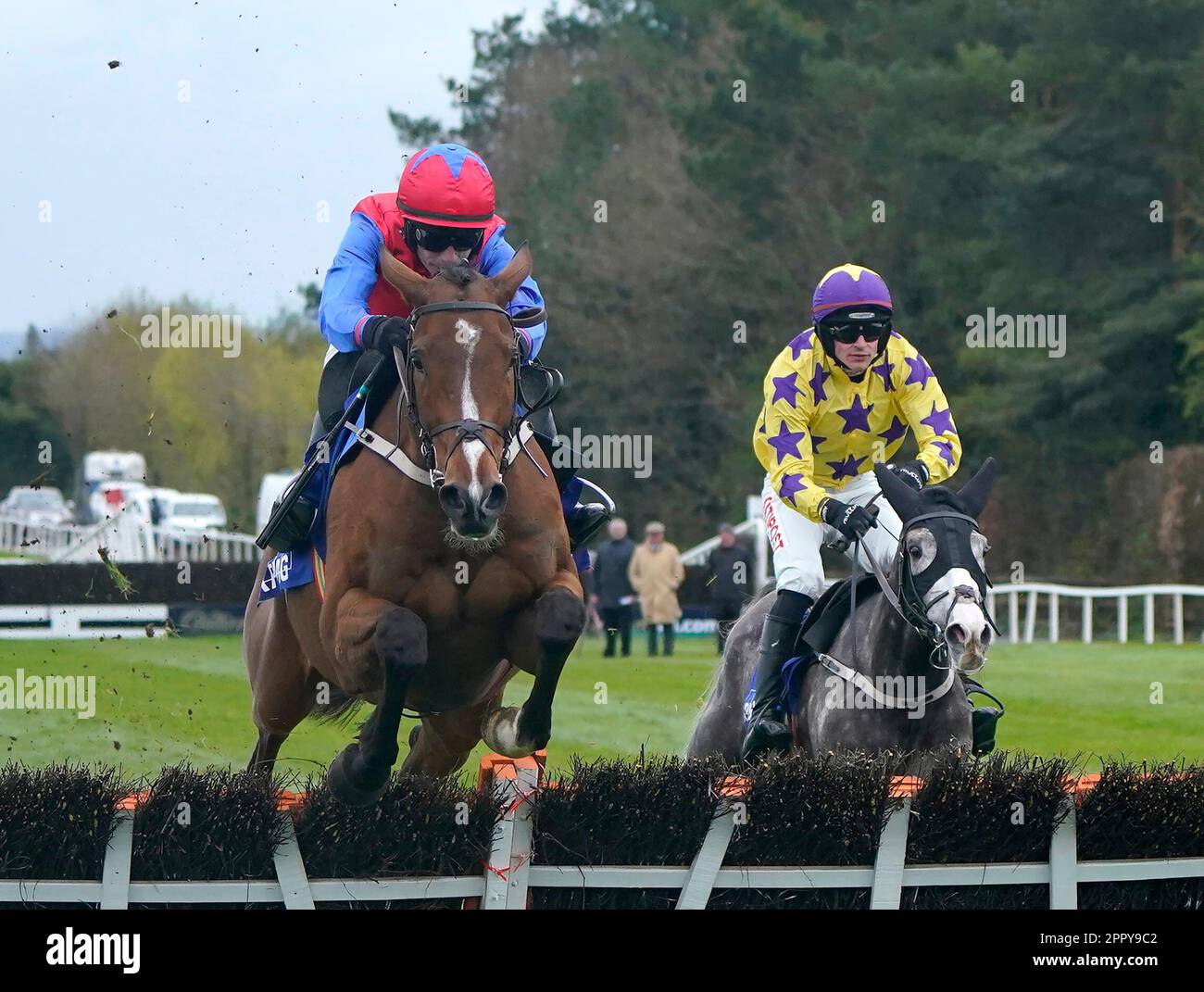 Facile Vega fuhr von Paul Townend (links) auf dem Weg, die KPMG ...