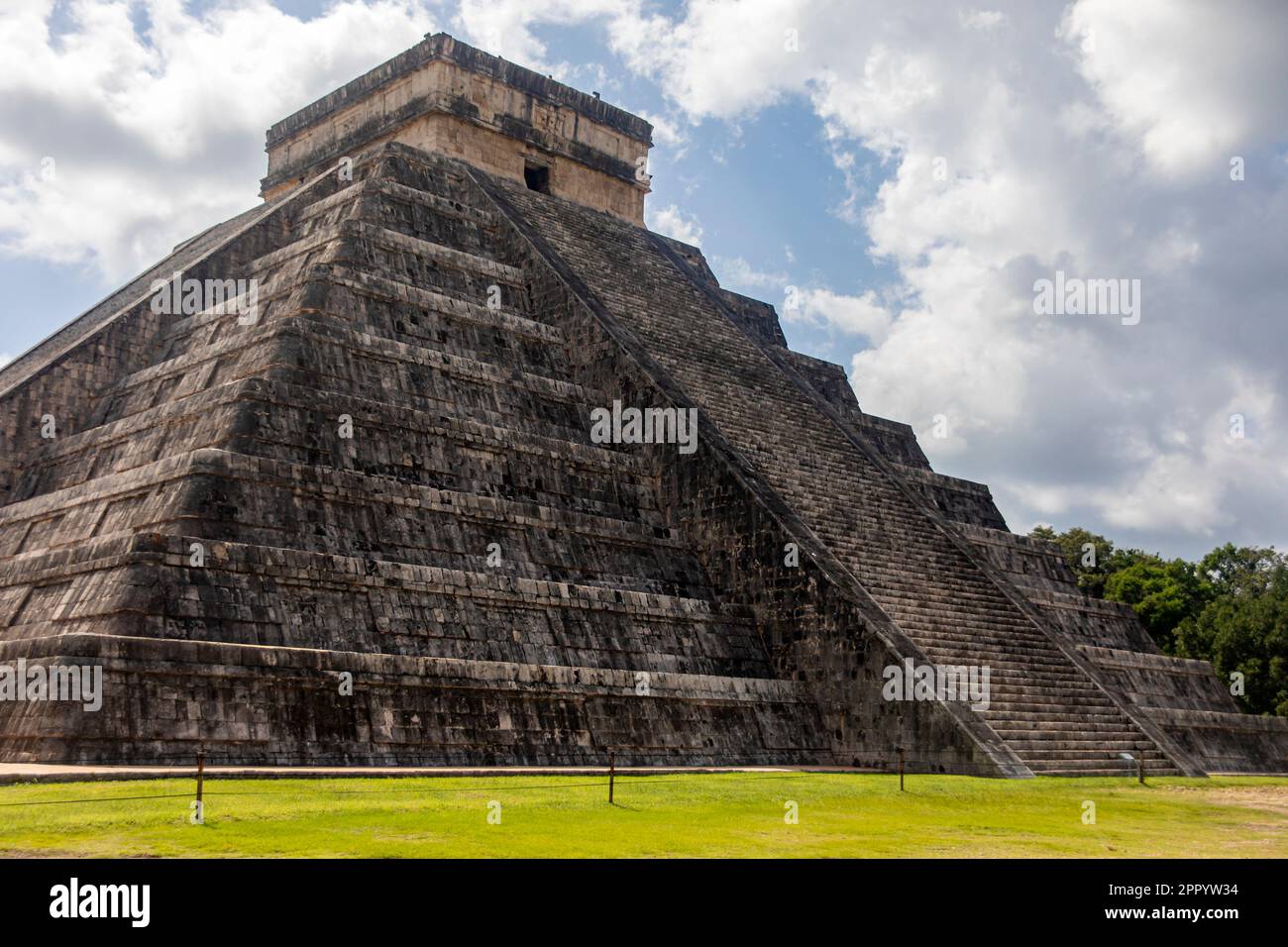 Das Schloss von Chichen Itza, die berühmte Maya-Pyramide von Mexiko ...