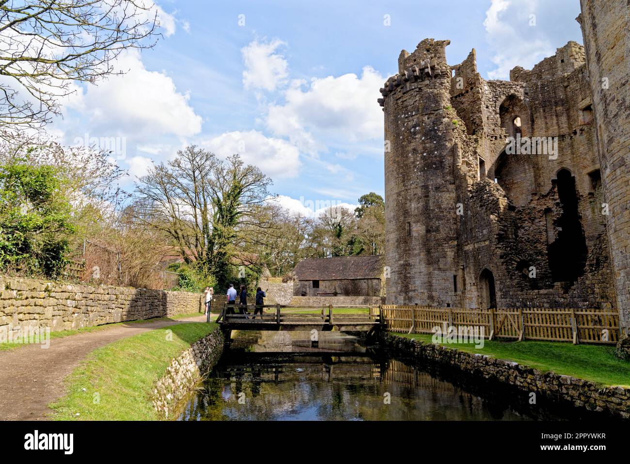 Schloss Nunney und Graben im Dorf Nunney. Erbaut in den 1370s Jahren ...