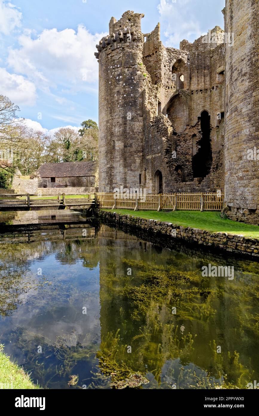 Schloss Nunney und Graben im Dorf Nunney. Erbaut in den 1370s Jahren ...