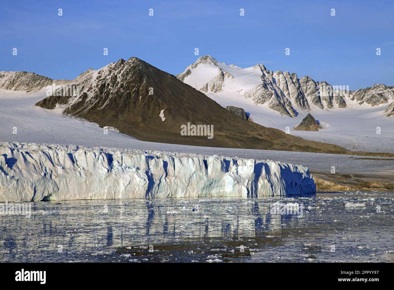 Der Gletscher Lilliehöökbreen zieht sich im Sommer in den Lilliehöök ...