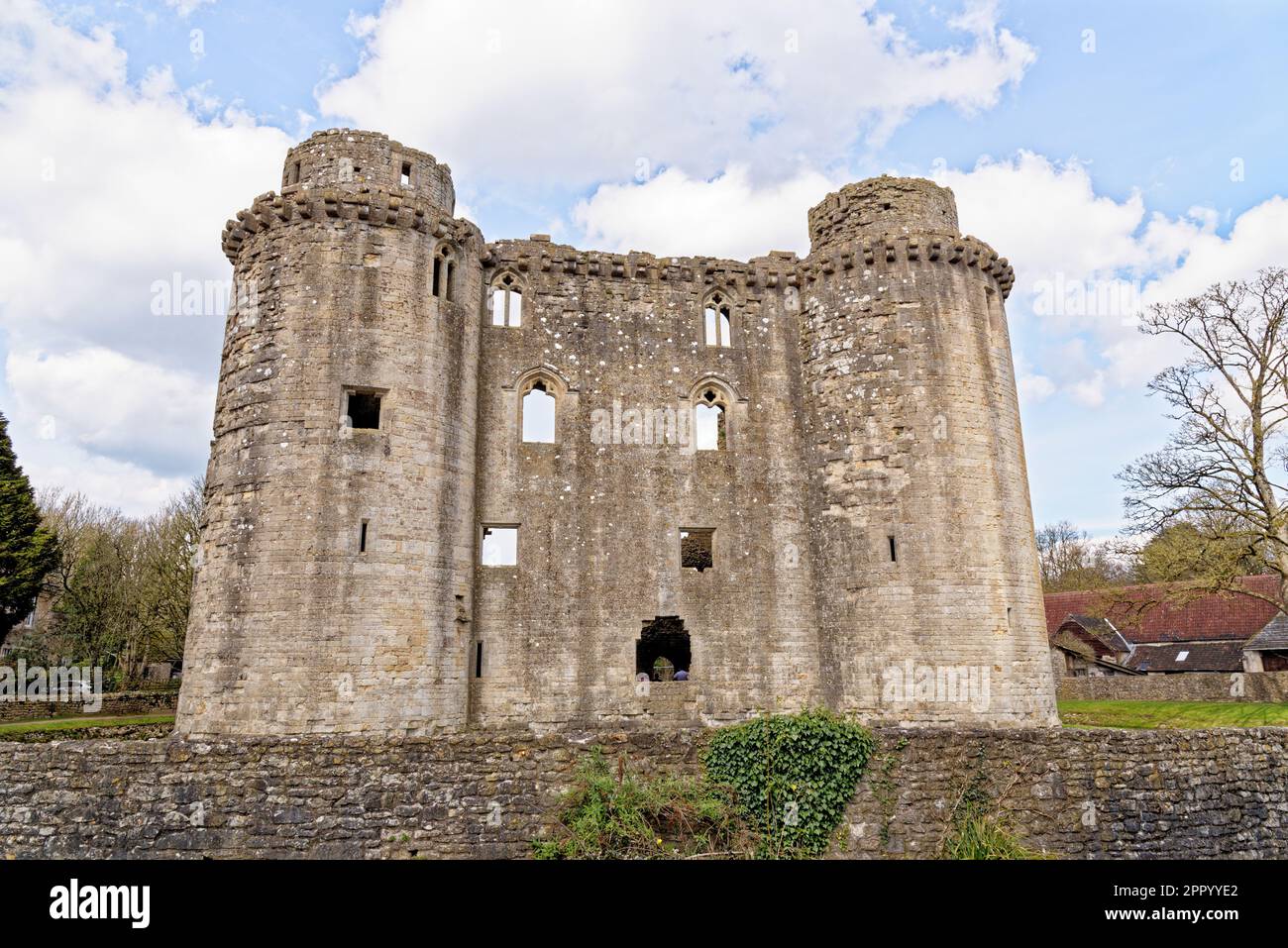 Schloss Nunney und Graben im Dorf Nunney. Erbaut in den 1370s Jahren ...