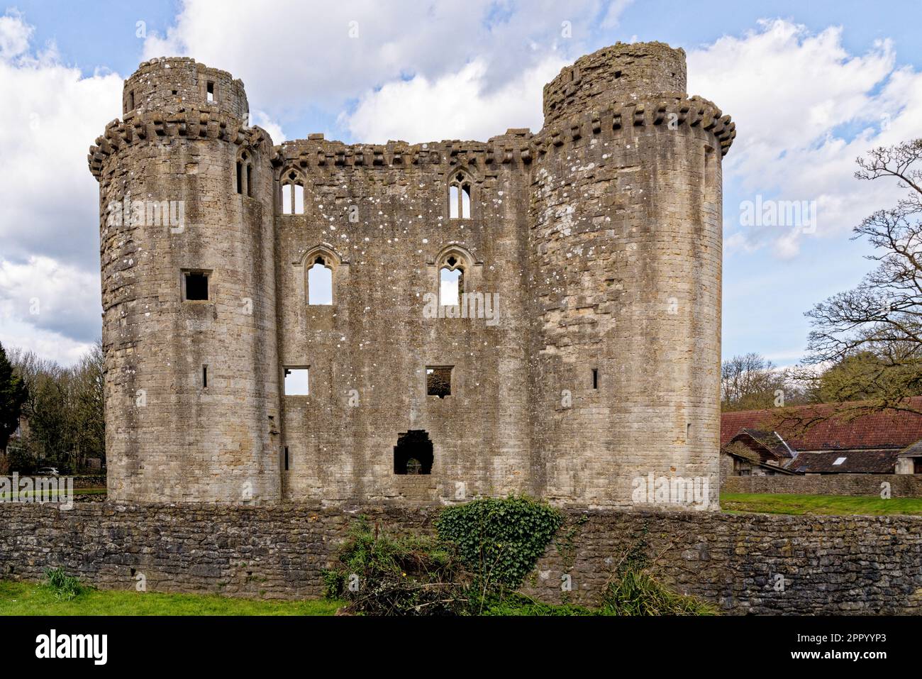 Schloss Nunney und Graben im Dorf Nunney. Erbaut in den 1370s Jahren ...