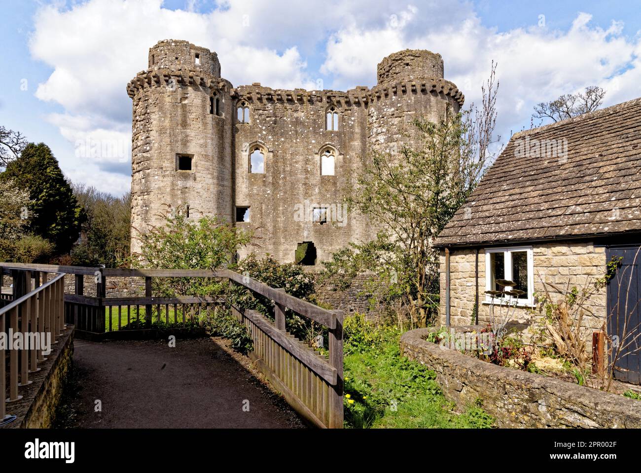 Schloss Nunney und Graben im Dorf Nunney. Erbaut in den 1370s Jahren ...