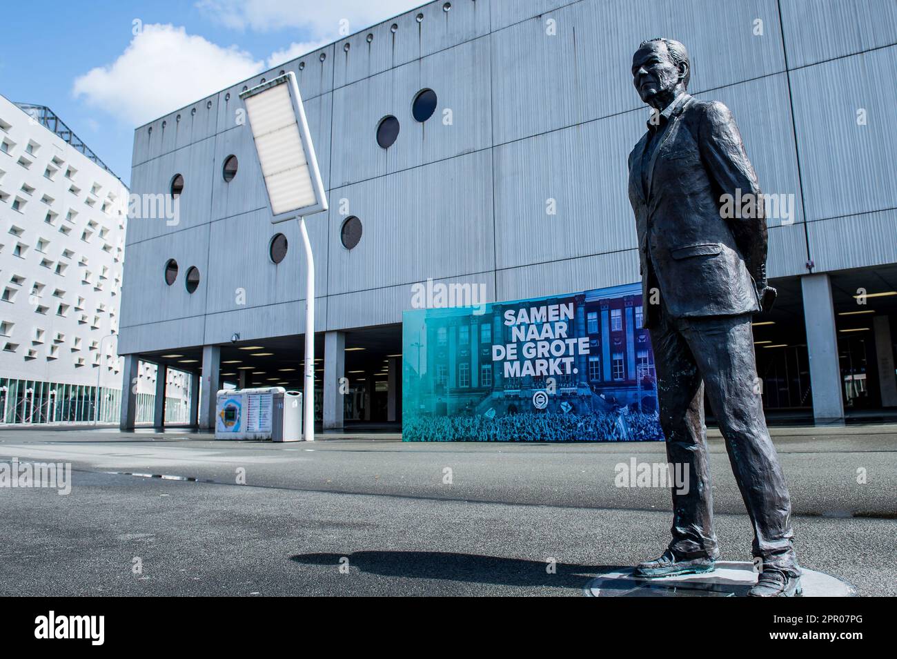 GRONINGEN - Statue Martin Koeman beim niederländischen Eredivisie-Spiel ...