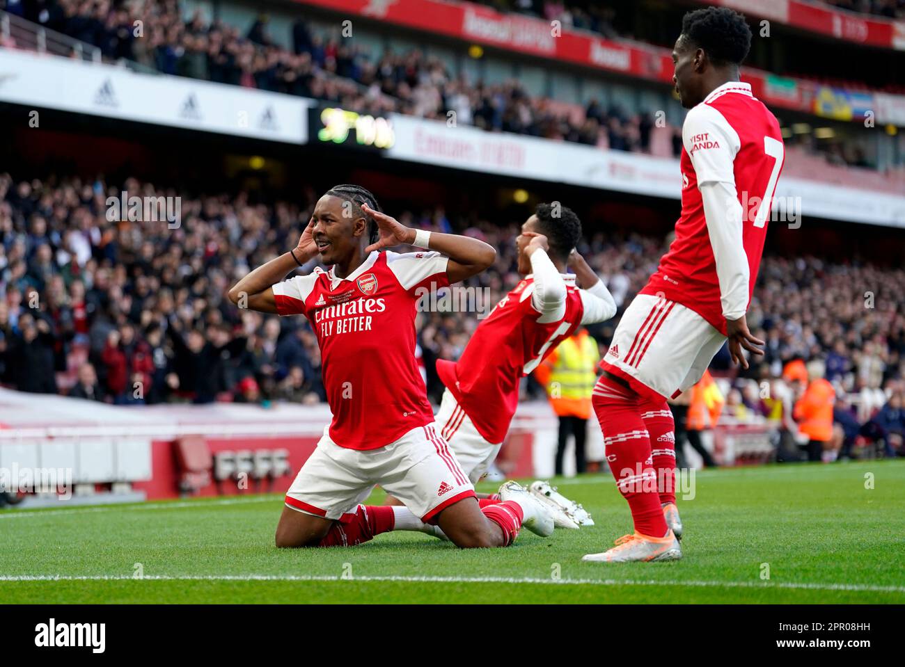 Arsenals Omari Benjamin feiert das erste Tor seiner Seite im Spiel ...