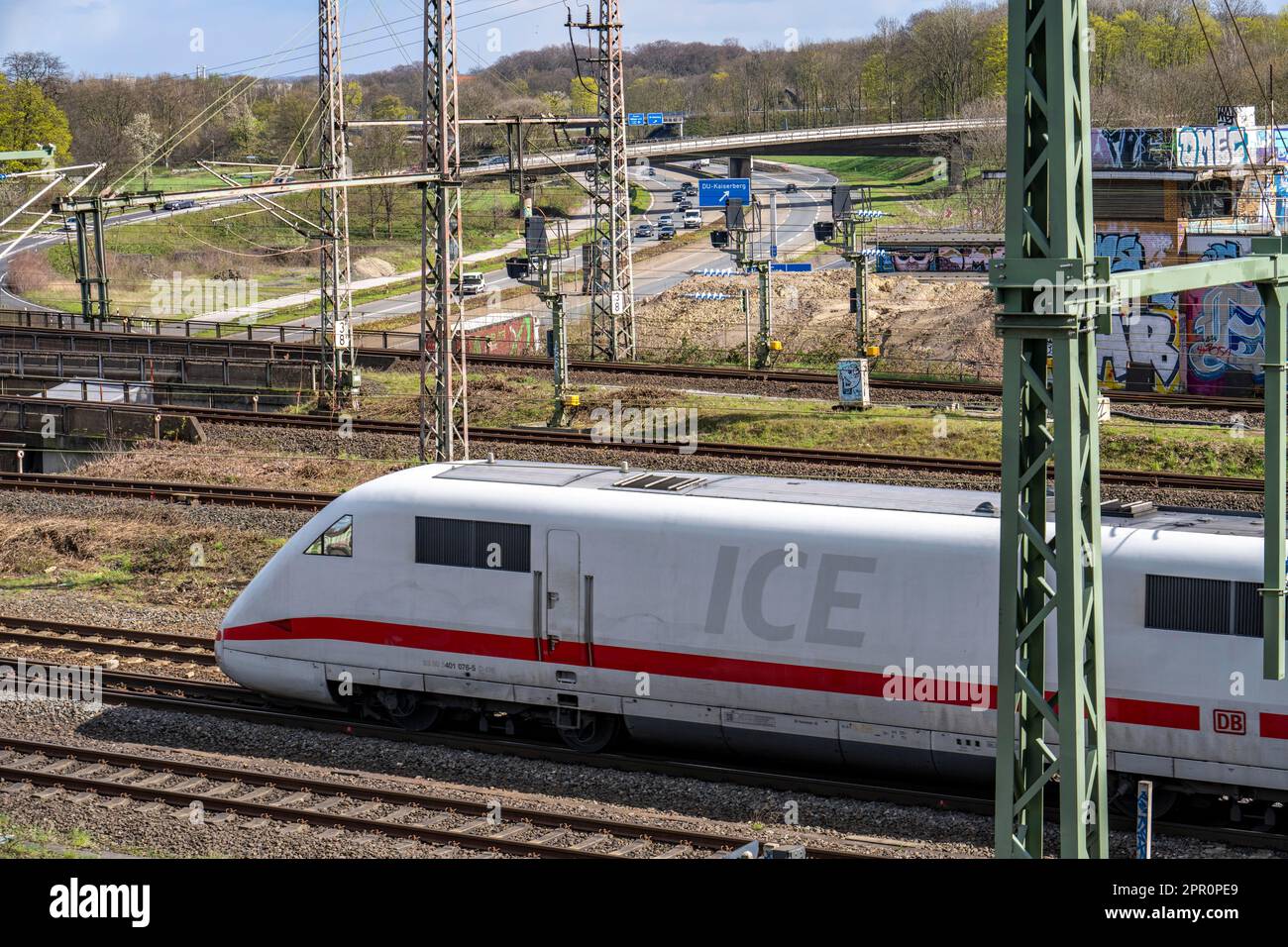 DER ICE-Zug auf der Bahnlinie am Autobahnkreuz Kaiserberg, die A3 und ...