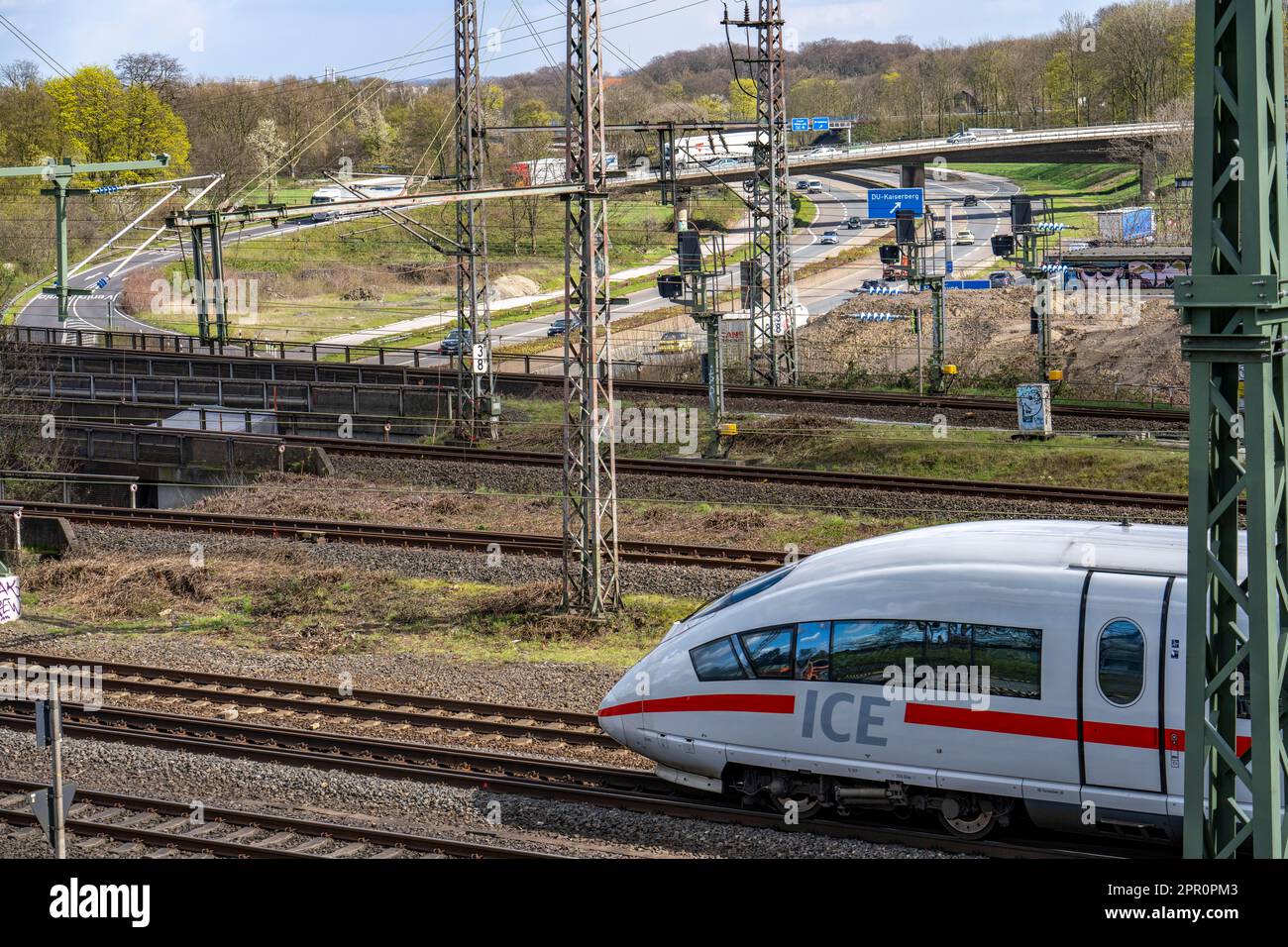 DER ICE-Zug auf der Bahnlinie am Autobahnkreuz Kaiserberg, die A3 und ...