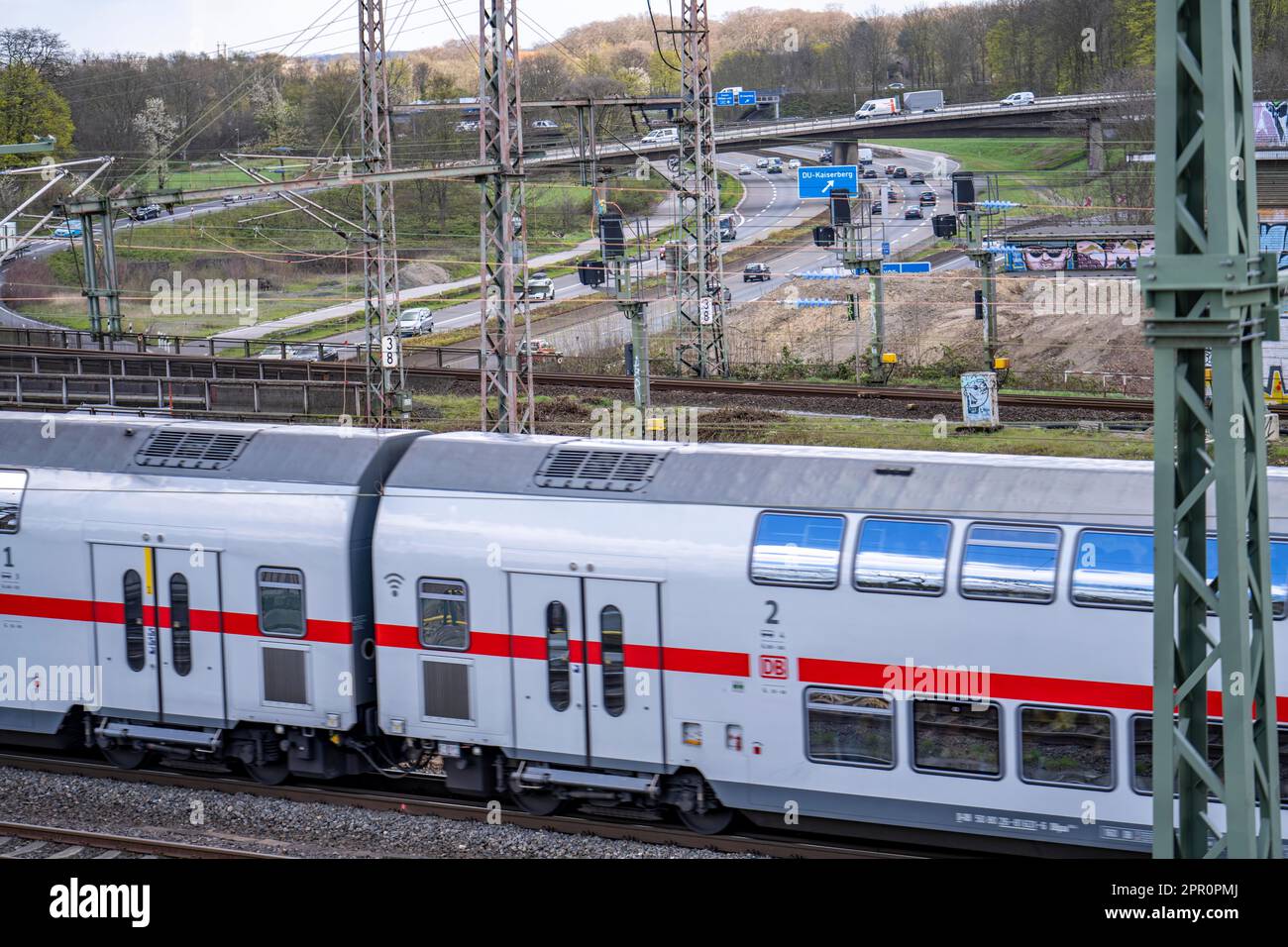Der IC-Zug auf der Bahnlinie am Autobahnkreuz Kaiserberg, die Gleise A3 ...