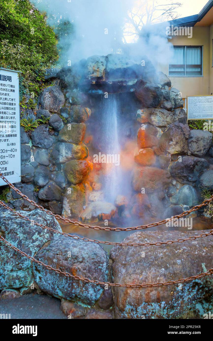 Beppu, Japan - Nov. 25 2022: Tatsumaki Jigoku heiße Quelle in Beppu, Oita. Die Stadt ist berühmt ...