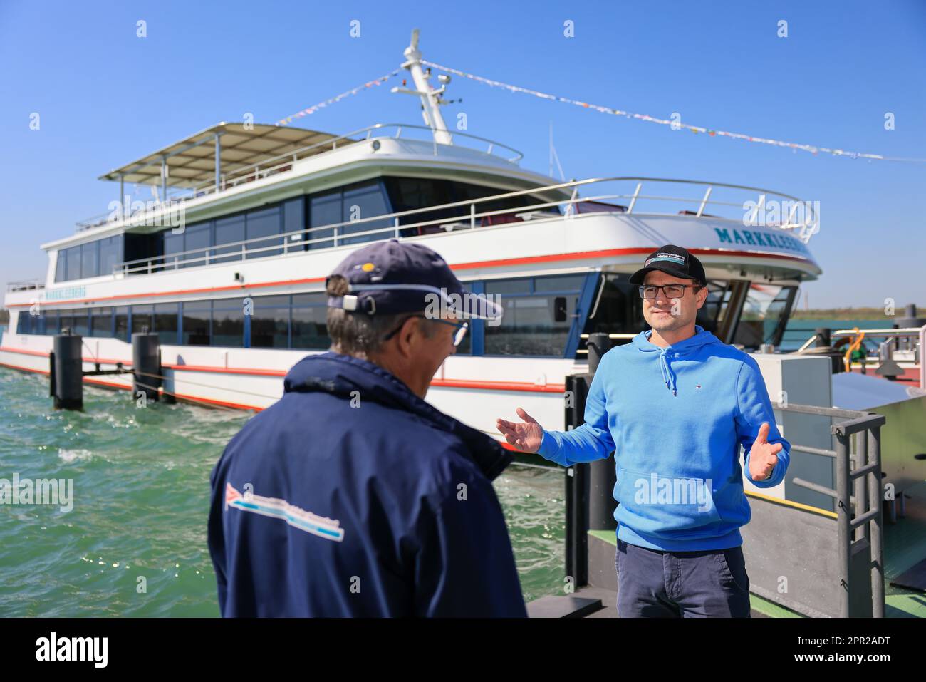 21. April 2023, Sachsen, Markkleeberg: Stephan Mann (r), Betriebsleiter ...