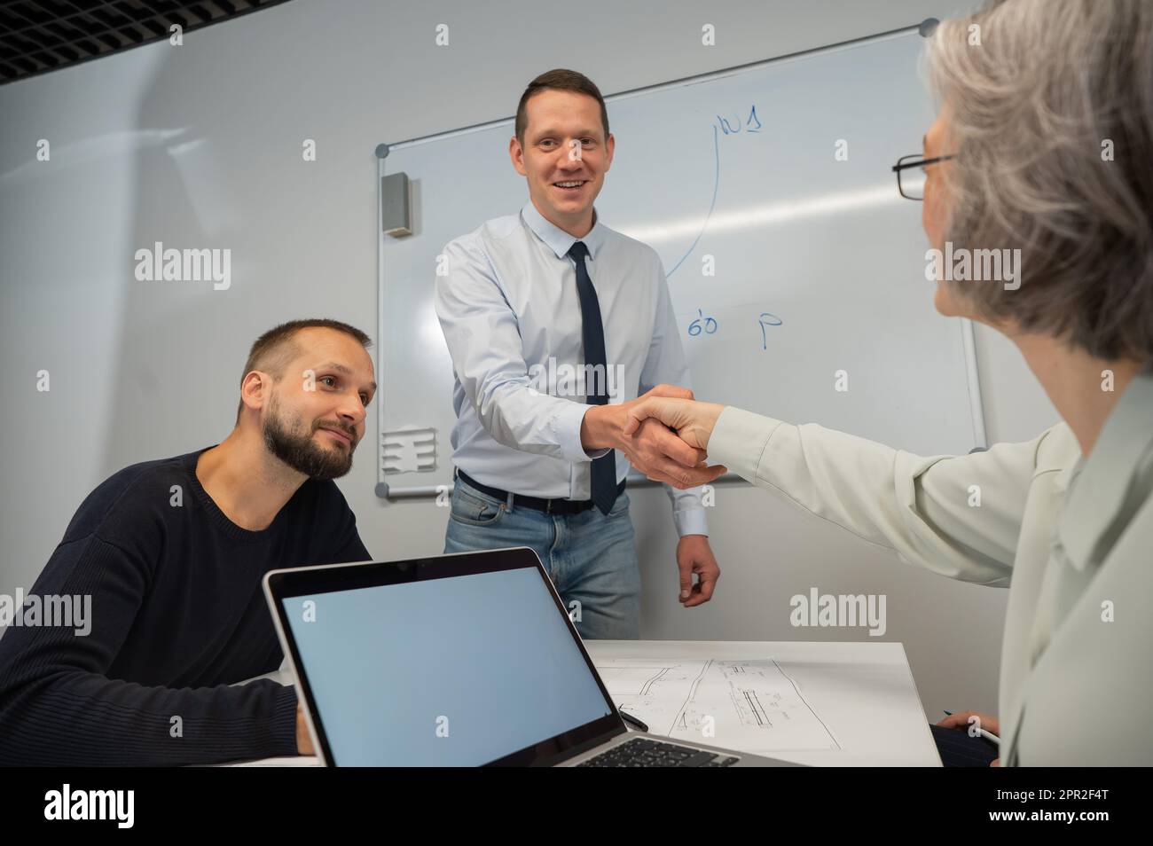 Der Vorgesetzte hält eine Präsentation vor den unterstellten ...