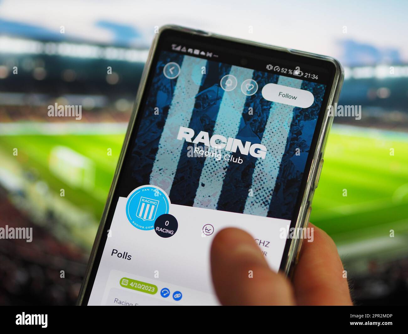 Mai 12. 2023. Ein Fan von Avellaneda sieht sich das Token-RENNEN seines ...