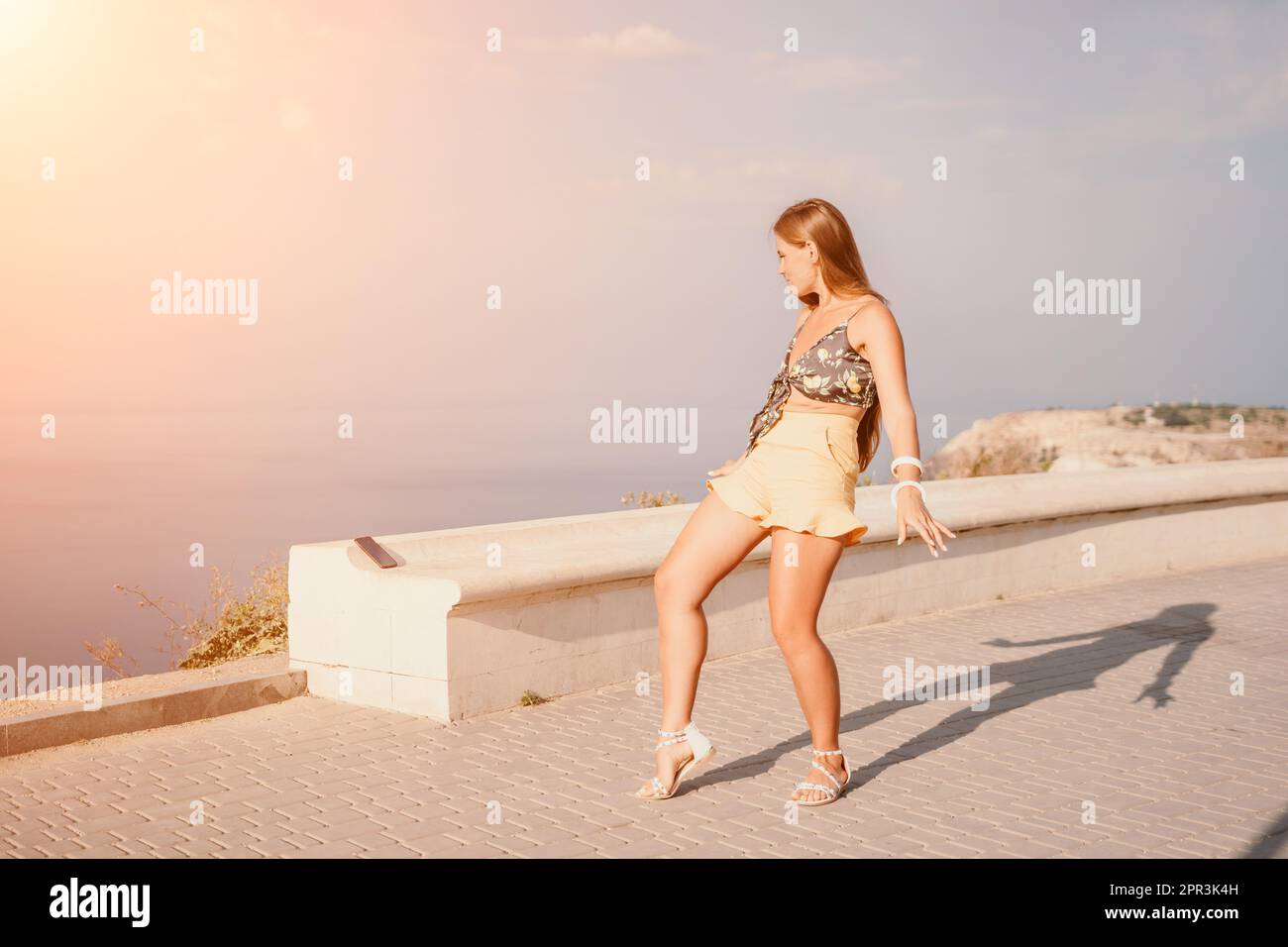 Frauen-Sommertanz. Silhouette einer glücklichen Frau, die tanzt, sich dreht und ihre Hände zum ...