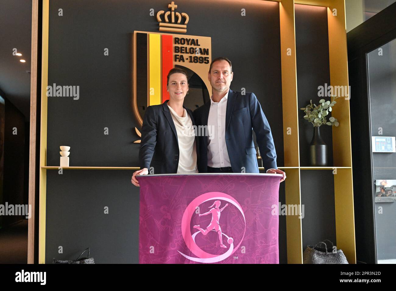 Tubize, Belgien - April 26 2022/23 : die Trainer der belgischen U19-Mannschaft Heleen Jaques und ...