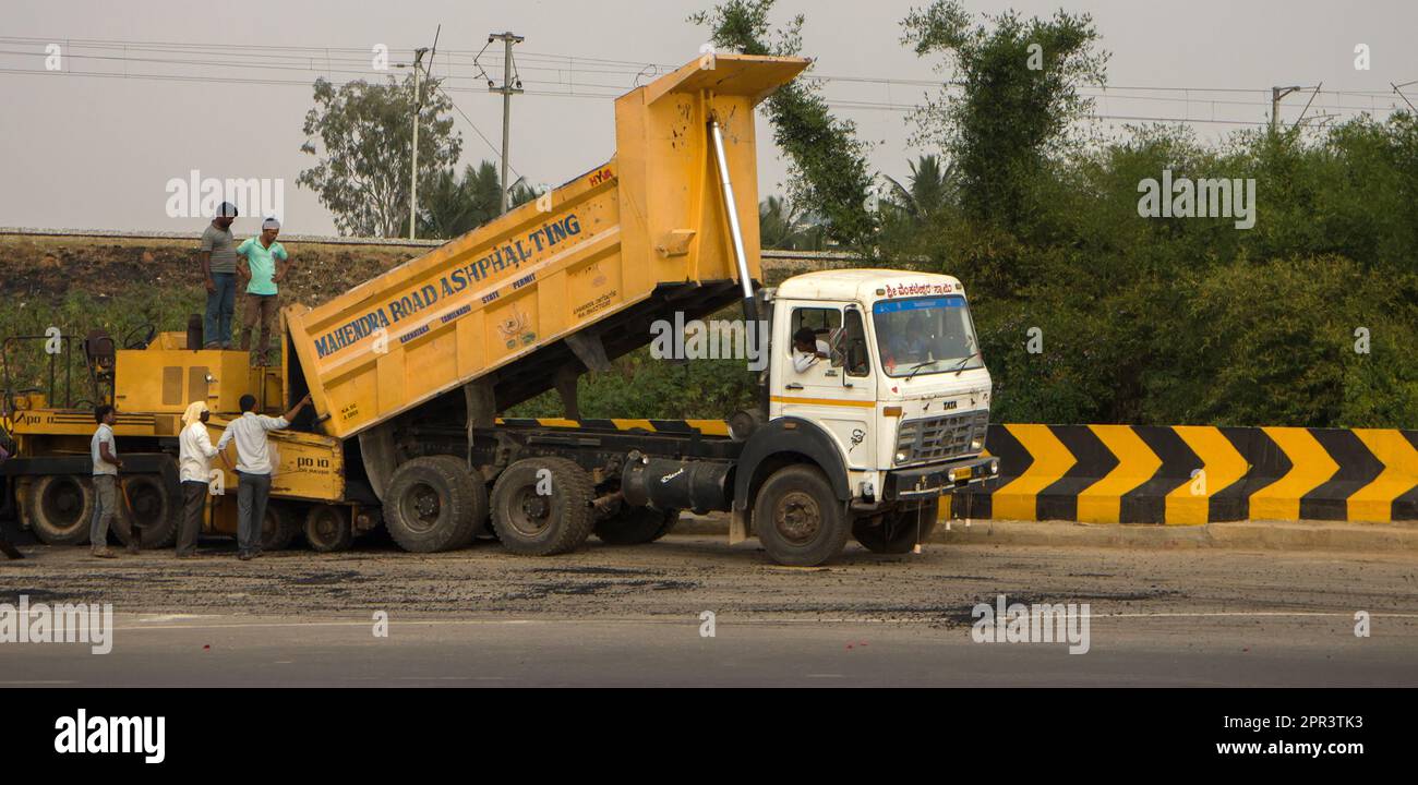 Asphalt placer -Fotos und -Bildmaterial in hoher Auflösung – Alamy
