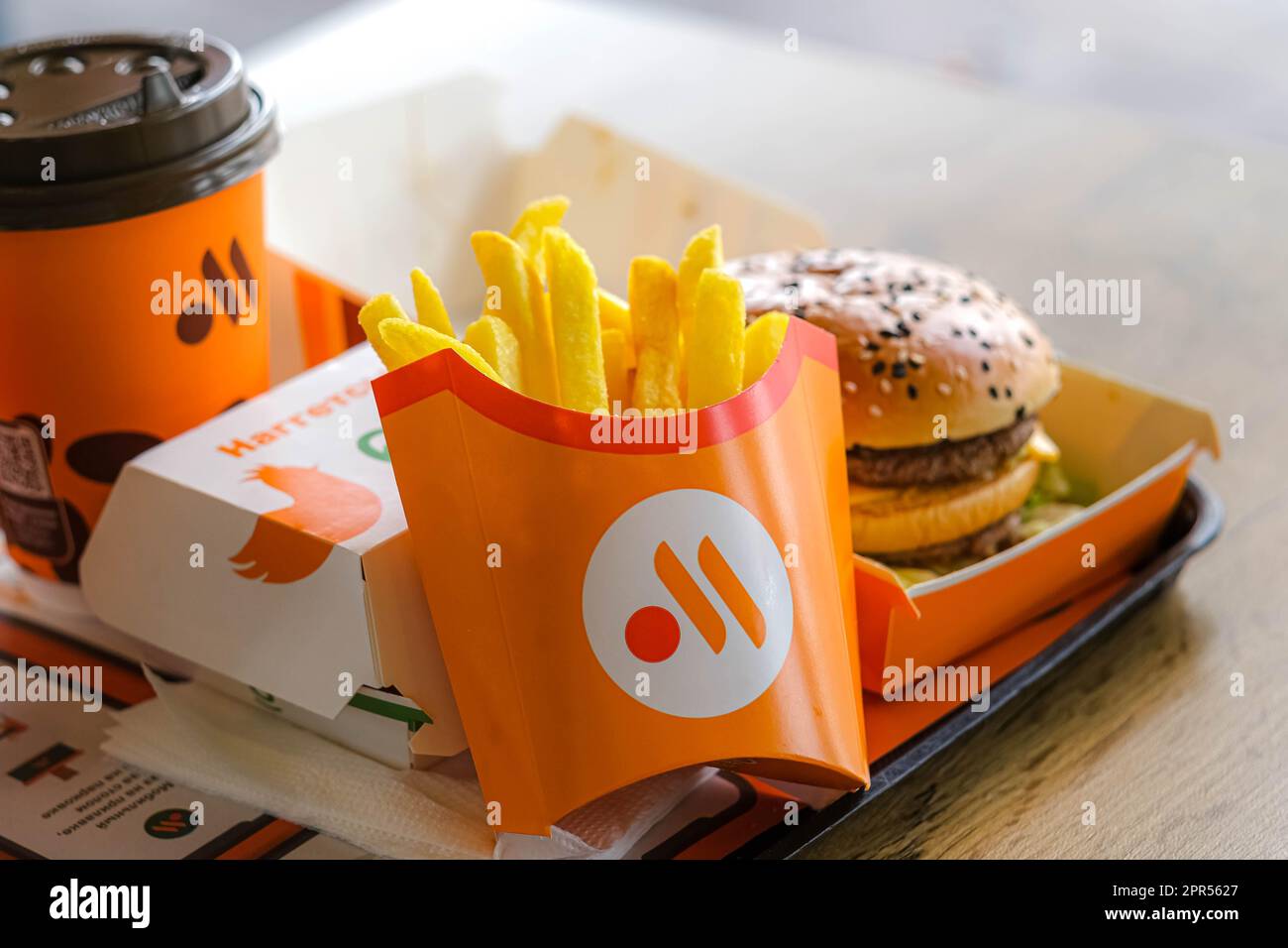 Tablett voll mit Fast Food im russischen McDonalds Restaurant Vkusno i ...