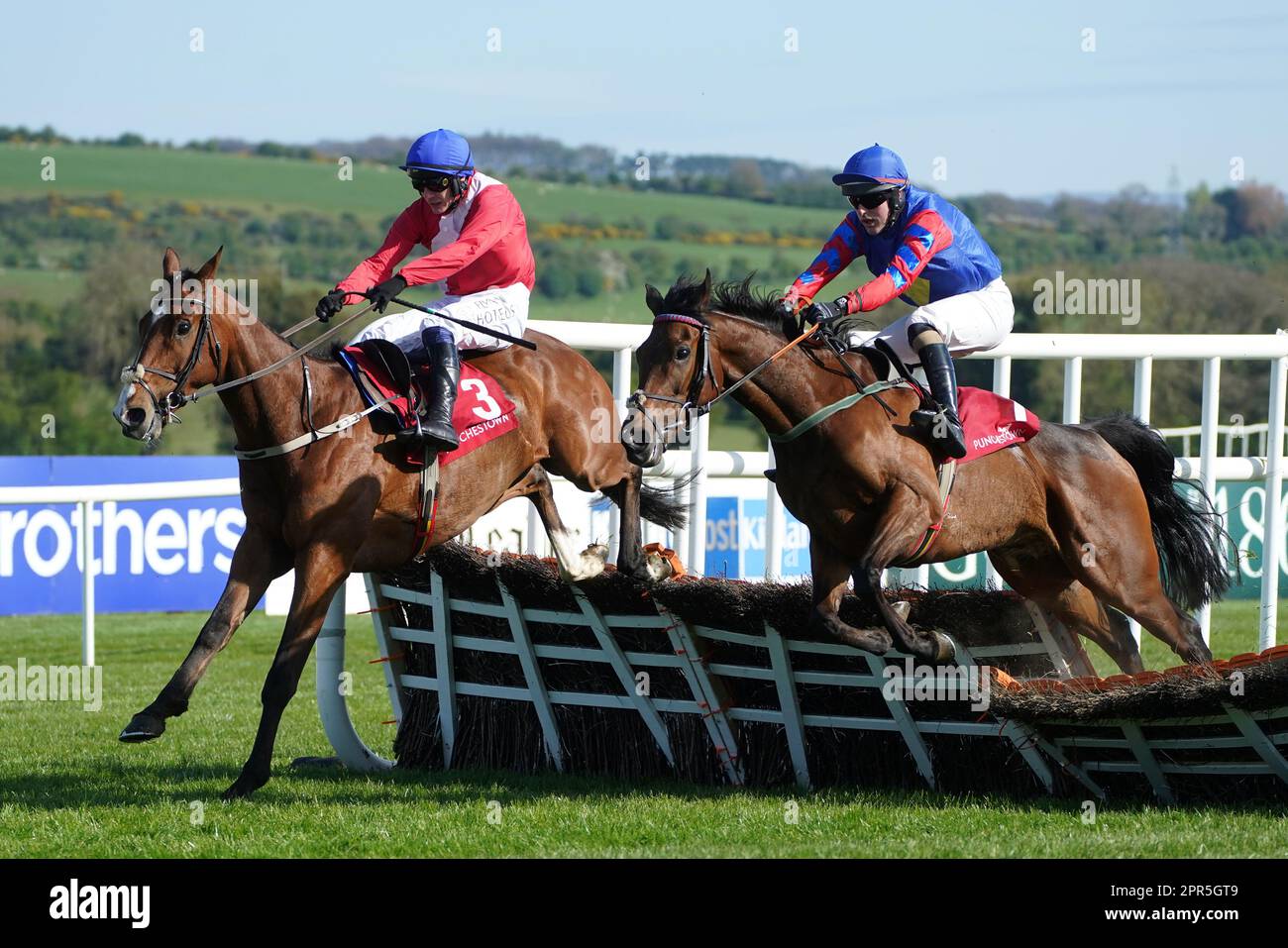 Grangeclare West geritten von Paul Townend (links), der nach Hause ...