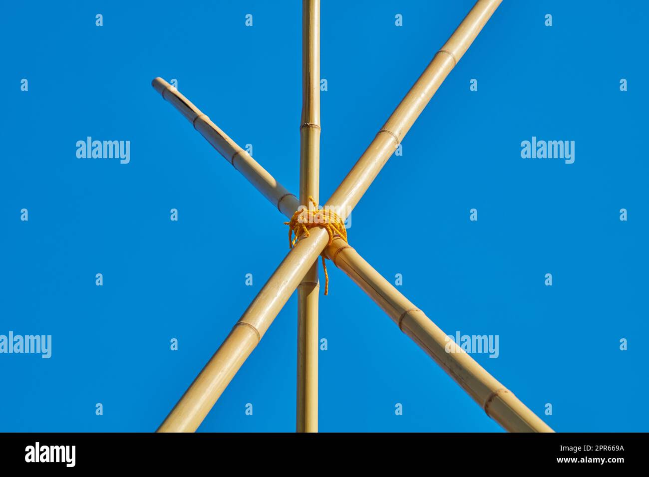 Bamboo poles -Fotos und -Bildmaterial in hoher Auflösung – Alamy