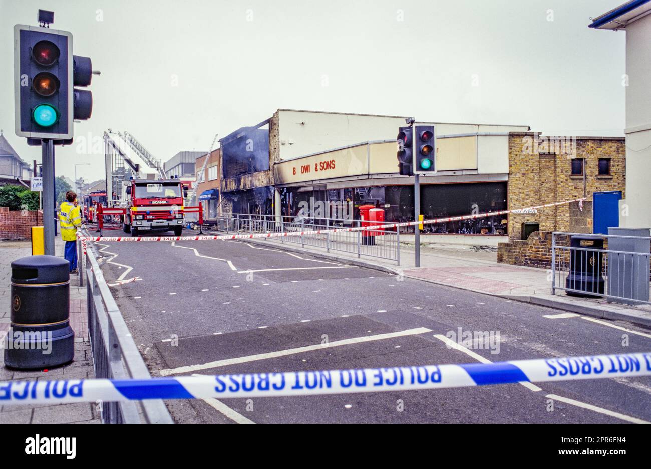 Ein Feuer hat Baldwins-Laden in der Perry Street, Northfleet ...