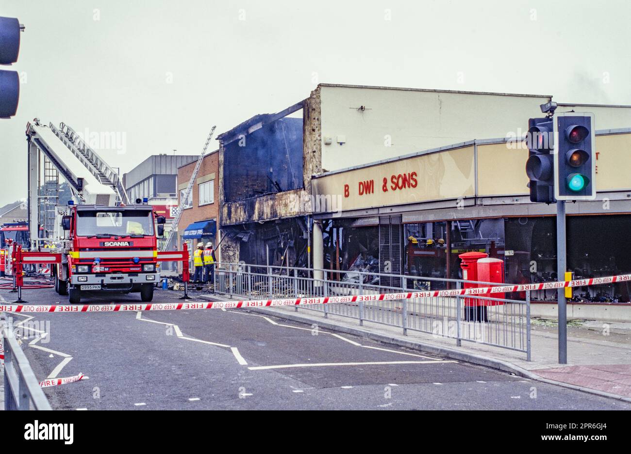 Ein Feuer hat Baldwins-Laden in der Perry Street, Northfleet ...