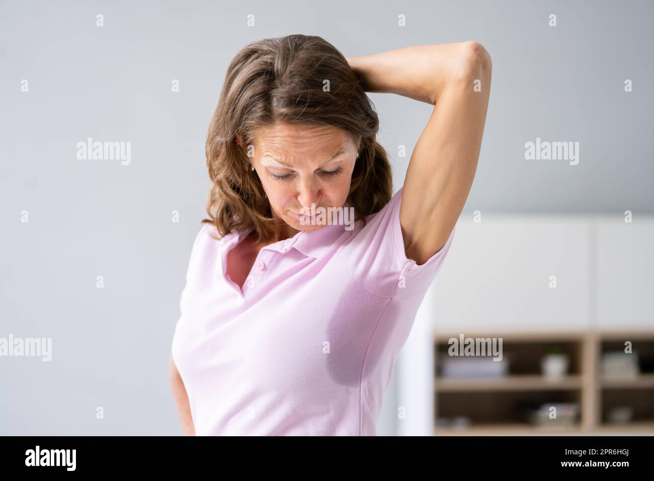Frau achsel riechen -Fotos und -Bildmaterial in hoher Auflösung – Alamy