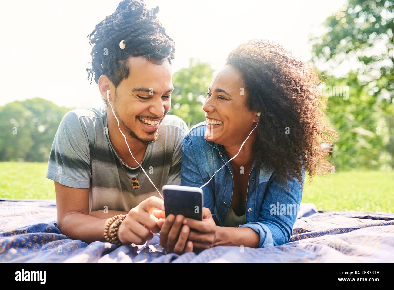 Paar macht musik -Fotos und -Bildmaterial in hoher Auflösung – Alamy