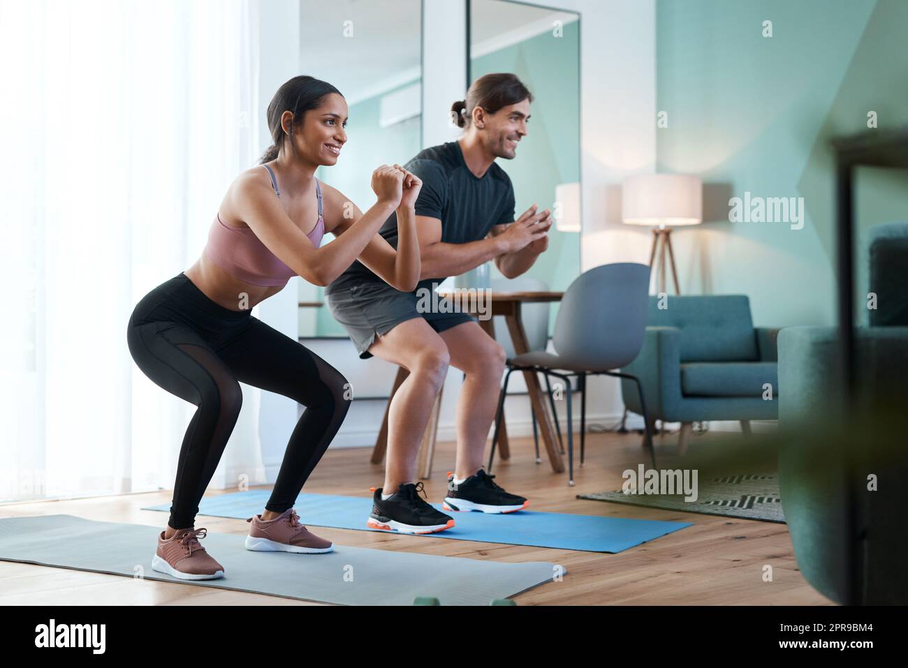 Squatting exercise -Fotos und -Bildmaterial in hoher Auflösung – Alamy