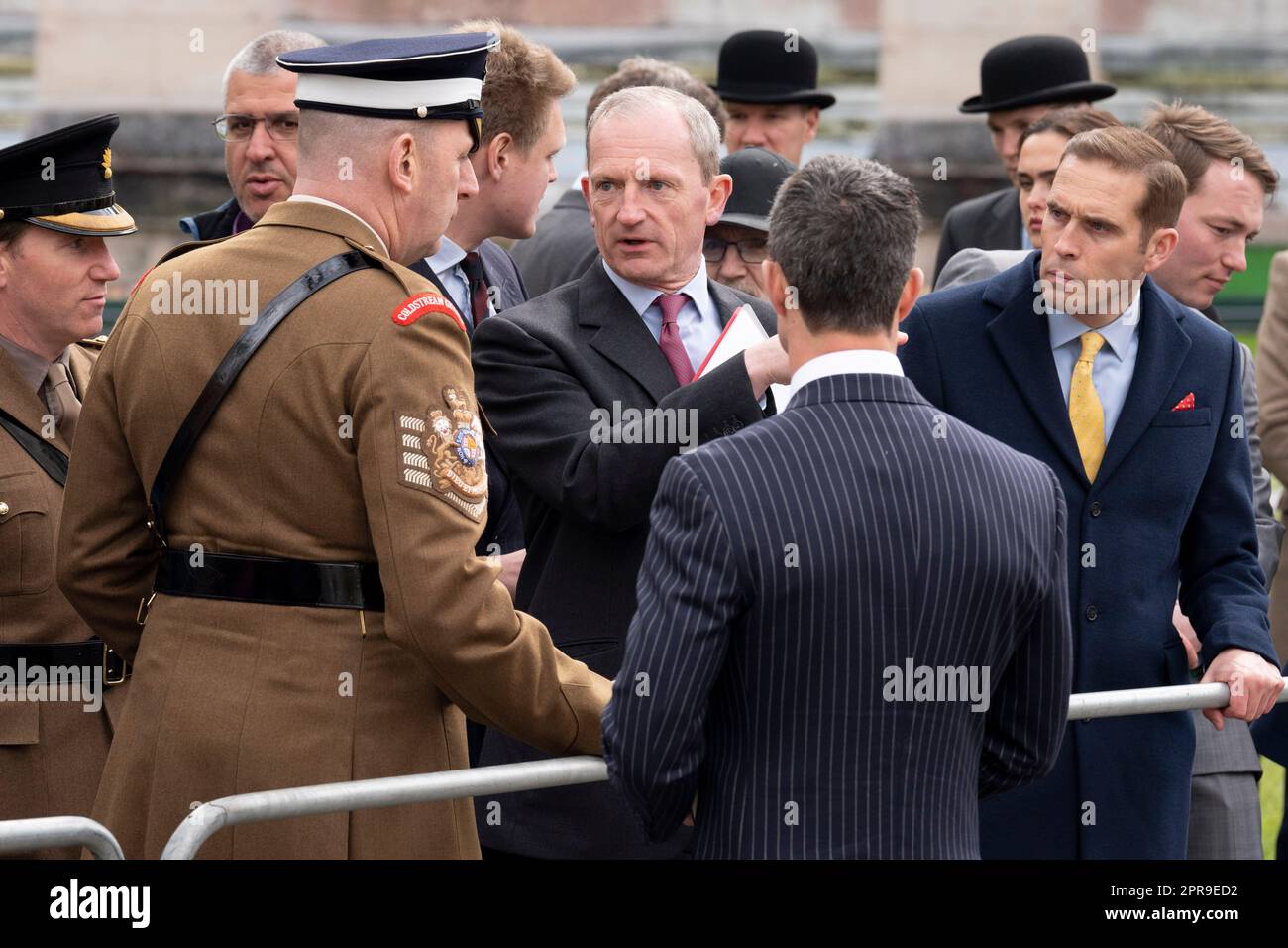 Zehn Tage vor der Krönung von König Karl III. Angehörige der ...