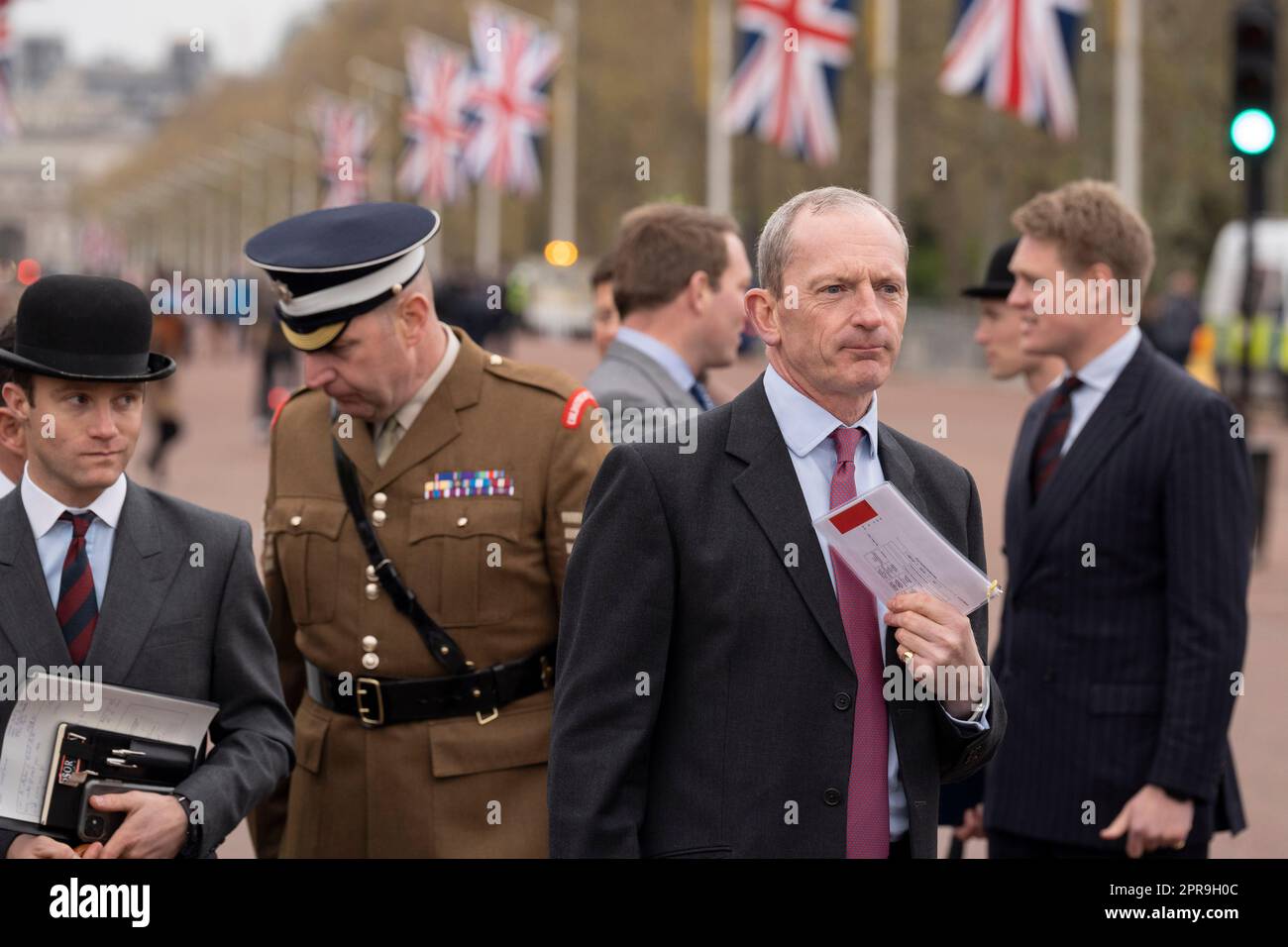 Zehn Tage vor der Krönung von König Karl III. Angehörige der ...
