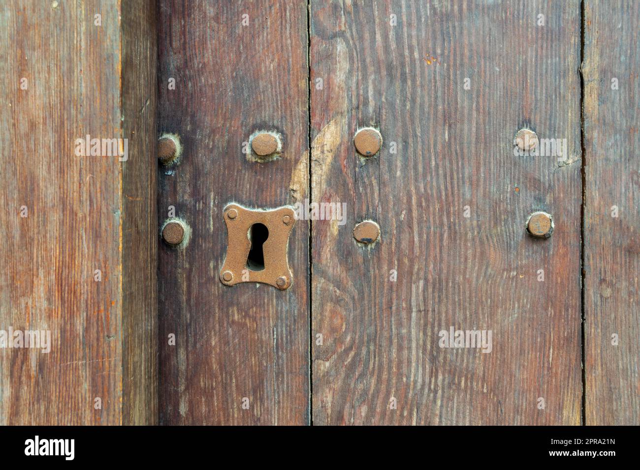 Alte holztür mit schlüsselloch -Fotos und -Bildmaterial in hoher Auflösung – Alamy