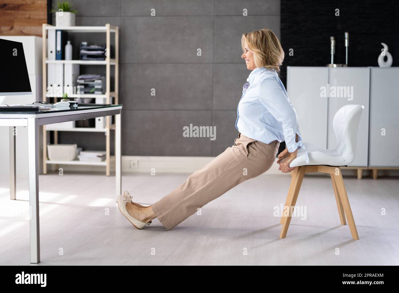 Triceps stretch -Fotos und -Bildmaterial in hoher Auflösung – Alamy