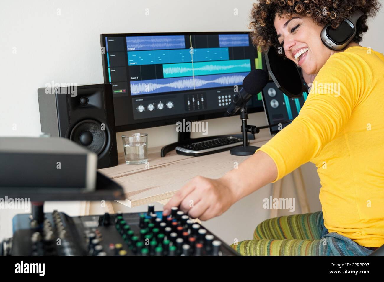 Singer synthesizer -Fotos und -Bildmaterial in hoher Auflösung – Alamy