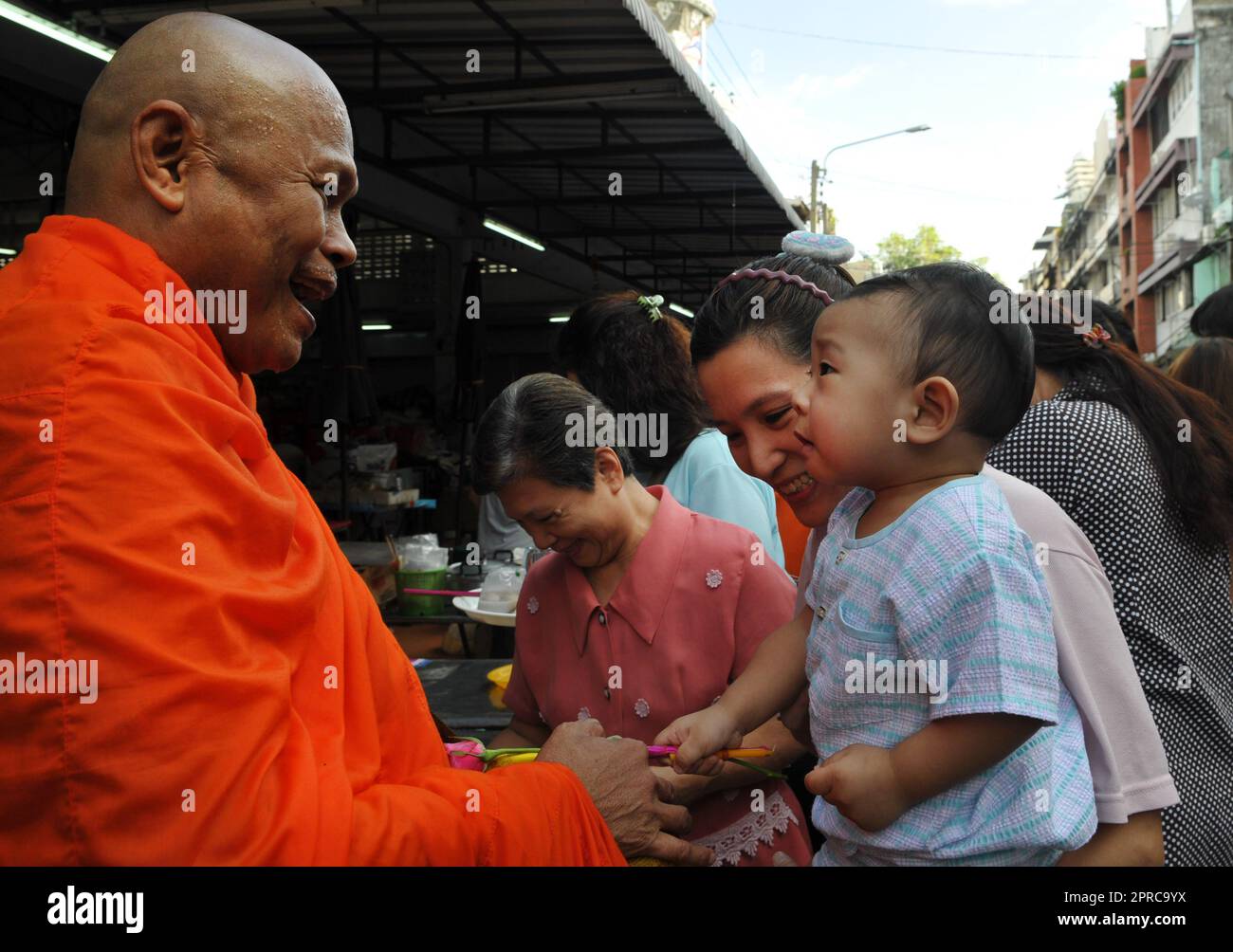 Traditional thai alms bowls -Fotos und -Bildmaterial in hoher Auflösung – Alamy
