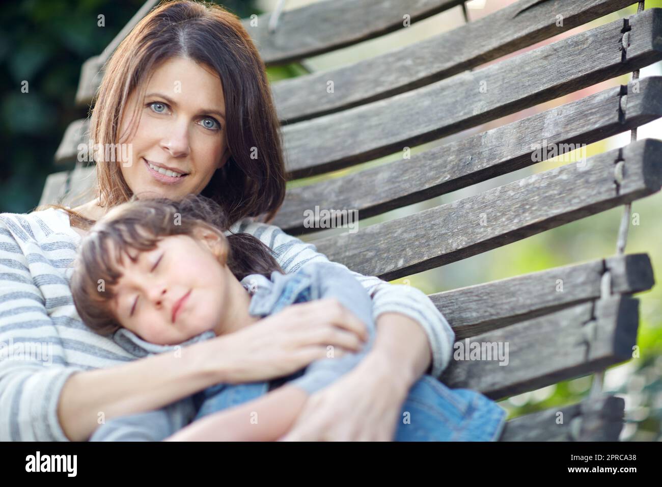 Ruht in den Armen der Mutter. Ein kleines Mädchen, das in den Armen ...