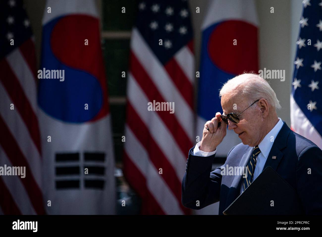 US-Präsident Joe Biden zieht bei einer Pressekonferenz mit Yoon Suk ...