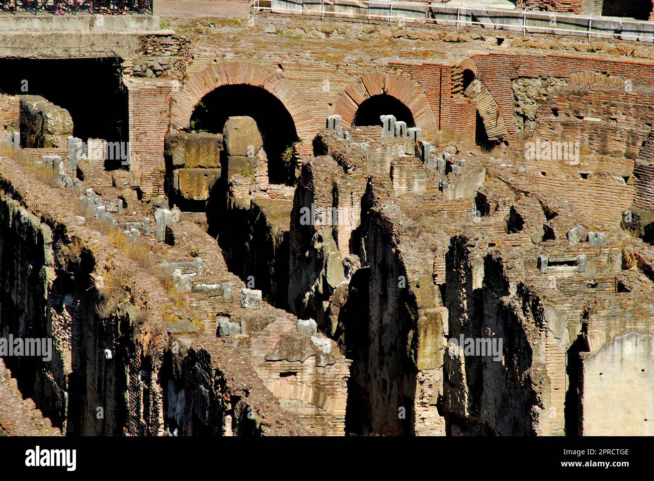 Innenansicht des Kolosseums, ein elliptisches Amphitheater im Zentrum ...