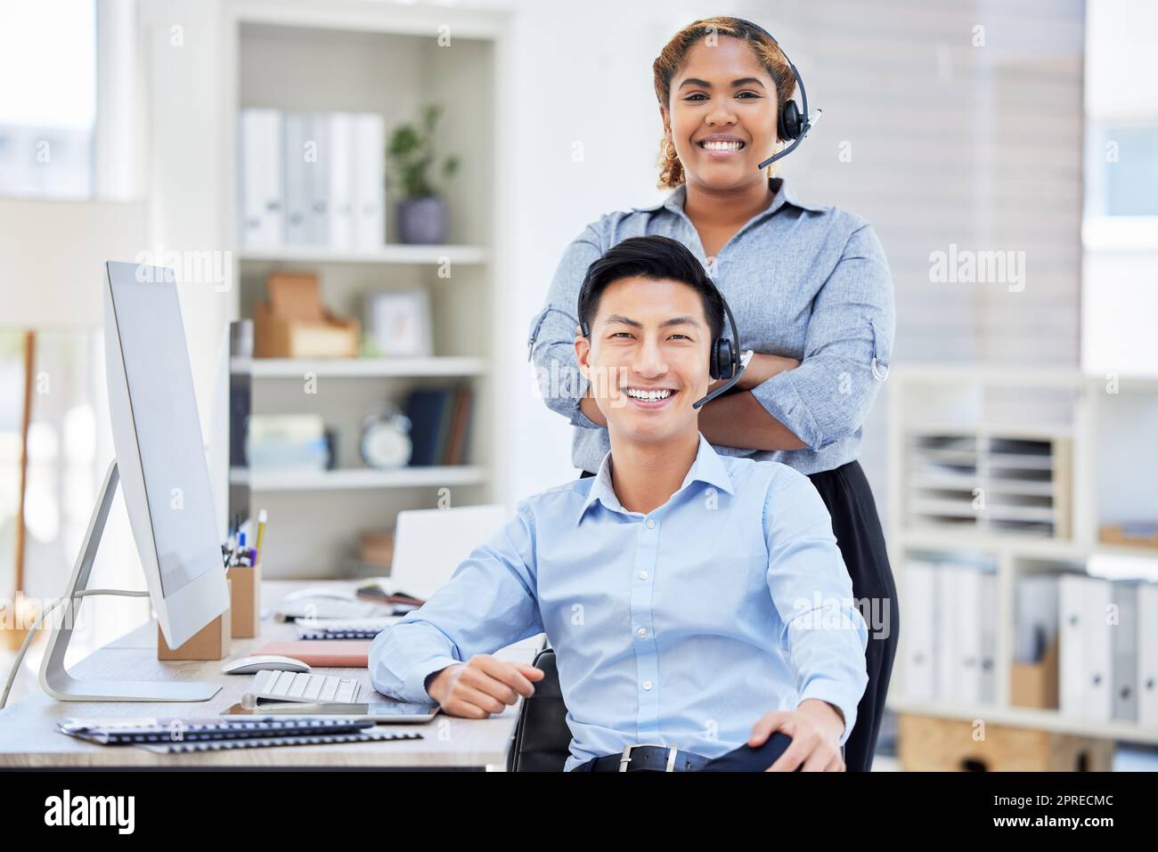 Porträt von Callcenter-Kollegen, die Vielfalt am Arbeitsplatz zeigen. Geschäftsleute, die im ...