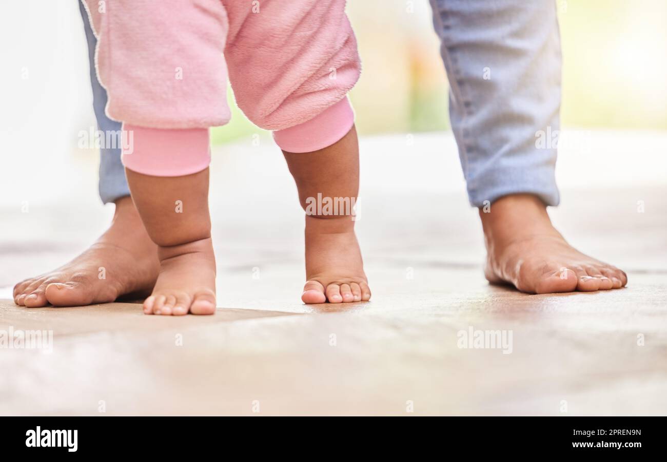 Low Cropped Nahaufnahme einer gemischten Rasse nicht erkennbare mutter und kleine Babytöchter ...