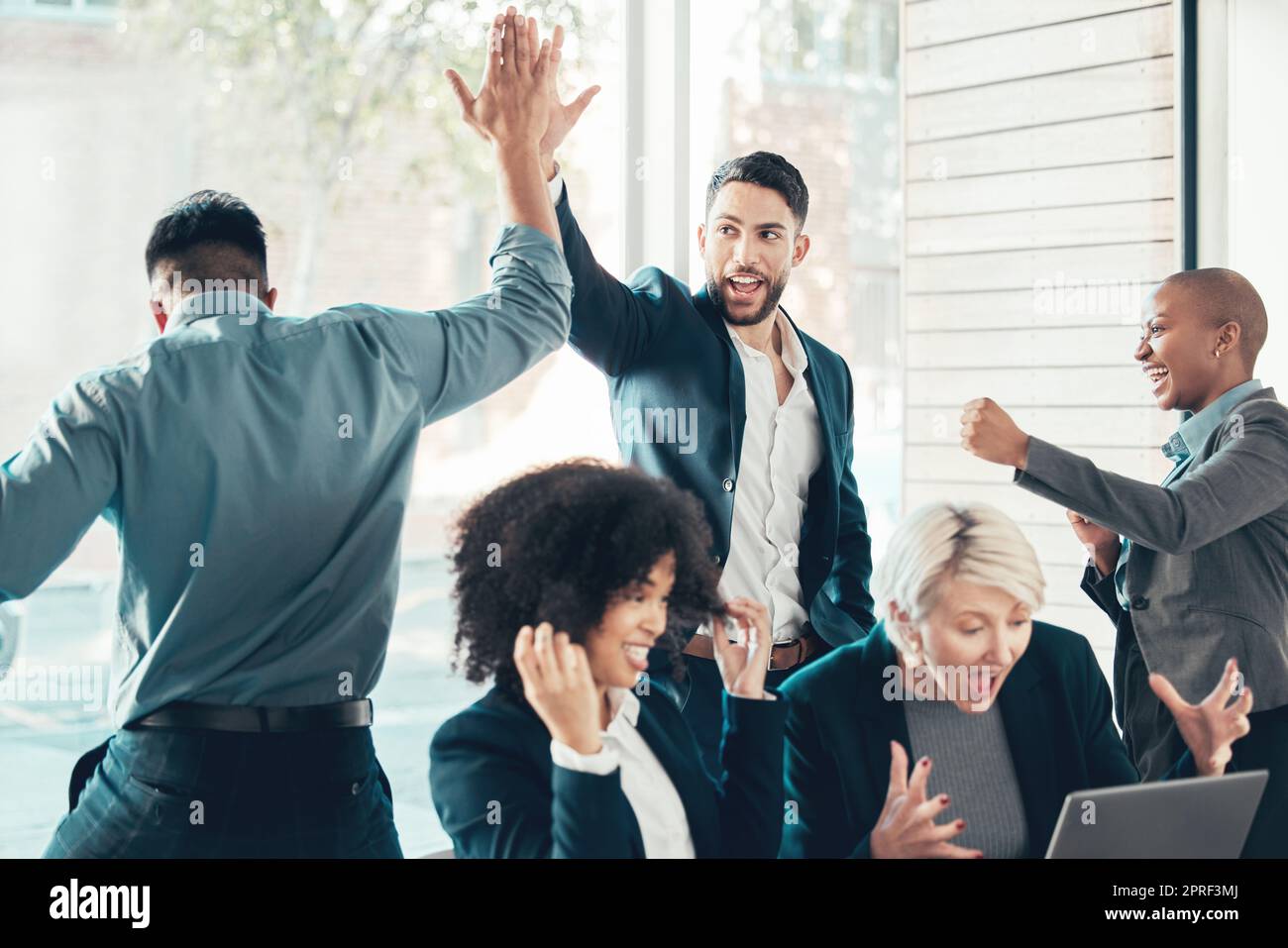 So macht man das. Eine vielfältige Gruppe von Geschäftsleuten, die ...