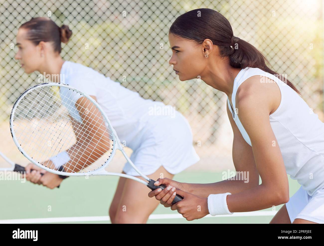 Tennis, Doppel-Match und fokussierte Frauen, die bereit sind, im Freien ...