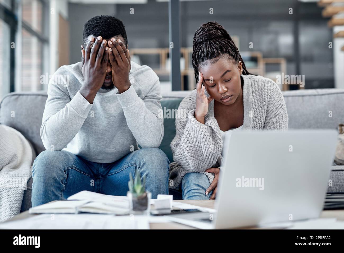 Stress, Angst und Sorgen mit einem jungen Paar, das im Wohnzimmer mit Finanzen, Schulden und dem ...